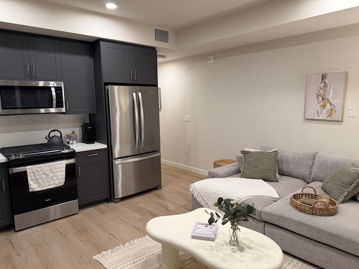 Luxury New Hollywood 1b1b - Parking & Pool - West Hollywood, CA