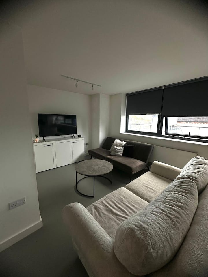 2 Bedroom Modern Apartment - London, UK