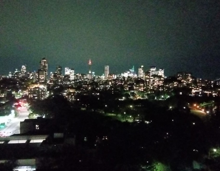 Vue sur le port de la ville depuis le toit, à deux pas de l'eau et de ...