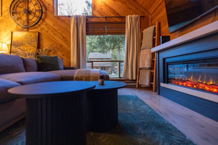 Cabin With Hot Tub, Trails, River, Pet Friendly - Oregon
