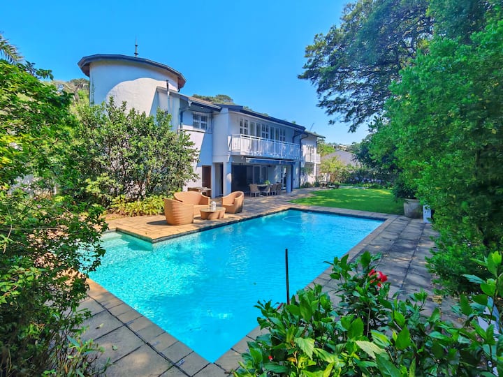 Stunning Forest Drive Home | Pool Sauna | Sleeps 8 - KwaMashu