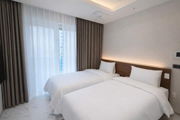 [매그넘남포] 자갈치역 도보1분_슈페리어 트윈_1 전객실 시몬스! 신상! - Busan