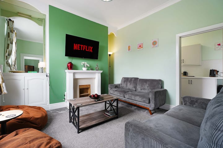 Woodrouffe Terrace Retreat | Stylish 3br Stay - Carlisle