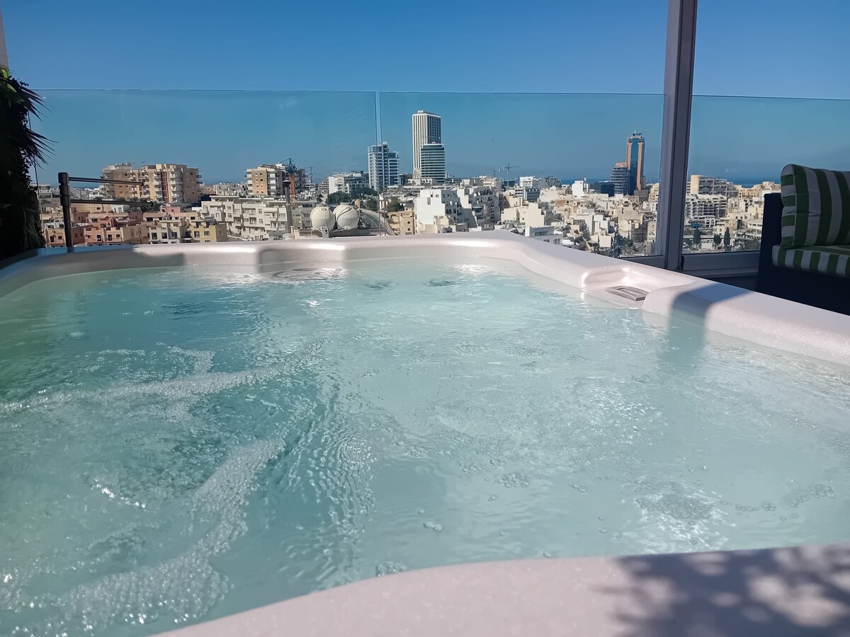 Luxury Penthouse w/ Large Terrace & Heated Jacuzzi - Houses for Rent in ...