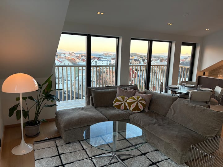 Central Top-floor Apartment With Panorama View - Henningsvær