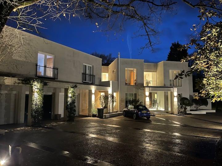 Surrey Gated Estate Luxury Mansion- Indoor Pool - Woking