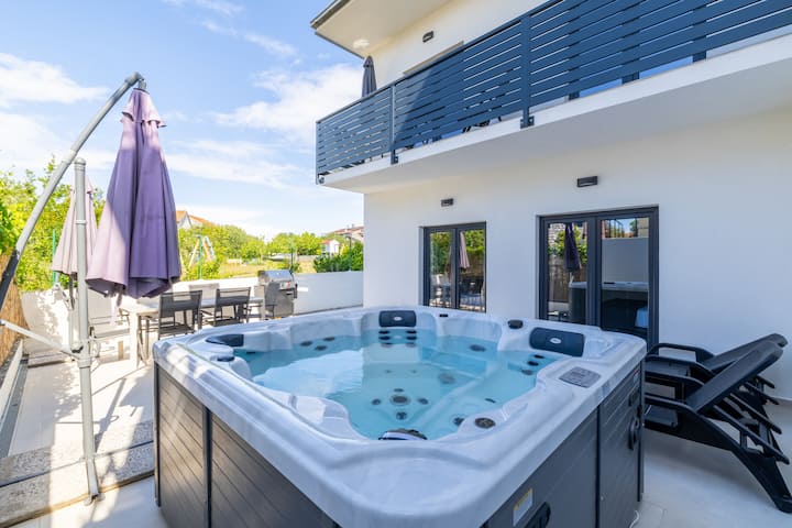 Villa Hidden Gem W/ Jacuzzi In Zečevo Rogozničko - Primošten