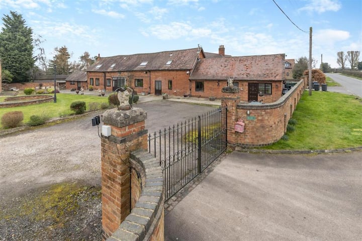 Pritams Gate, 7 Bed, 4 Bath Barn With Pool Table -