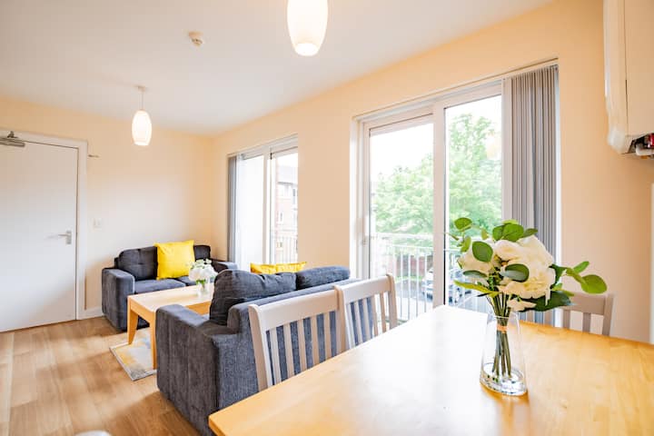 Large 4-bed Limerick Apt | Near Shops & Campus - Limerick