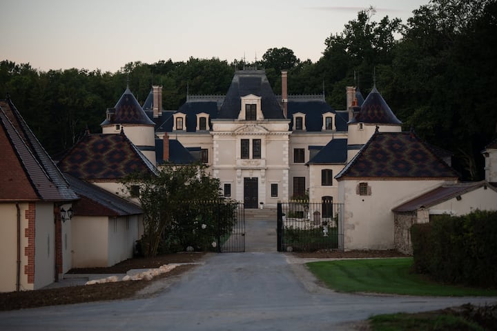Chateau De La Grange Arthuis - Tour Du Chateau (G) - Saint-Fargeau