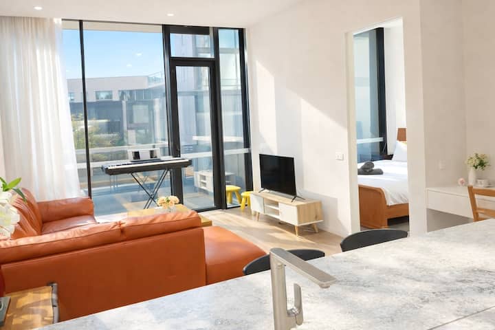 St Kilda Brand New Super 1b1b King Size Bed - Saint Kilda