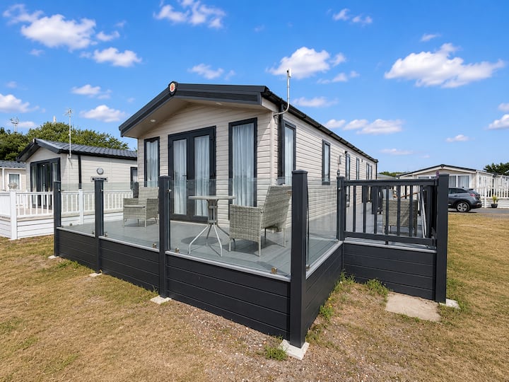 Caravan With Decking At Suffolk Sands Ref 45004f - Felixstowe