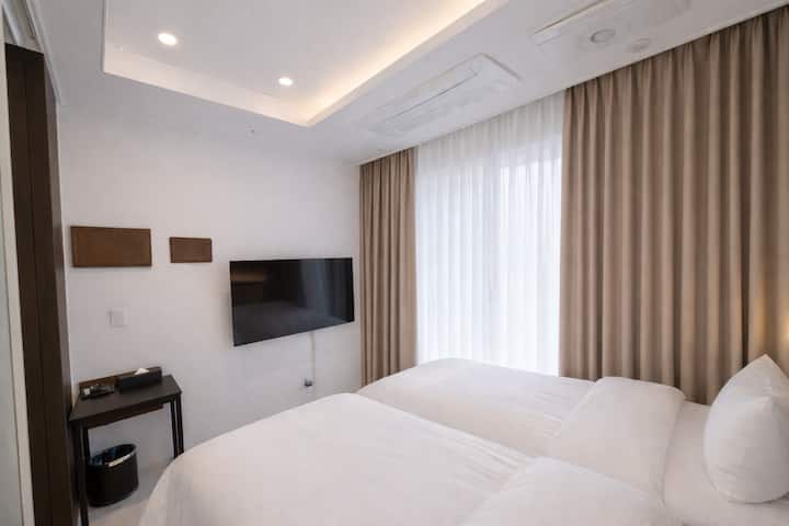 [매그넘남포] 자갈치역 도보1분_슈페리어 트윈_6/시몬스침대!신상호텔 - 부산광역시