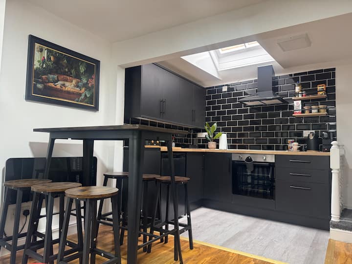 Modern Luton Apartment | Close To Airport & London - 루턴