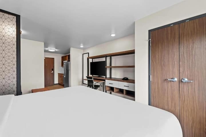 Four Units | King Beds | Kitchenette | Gym Access - Brownsville, TX