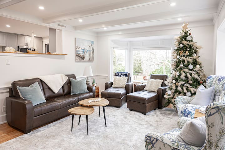 Modern Summer Home Steps From Lunenburg Yacht Club - Lunenburg