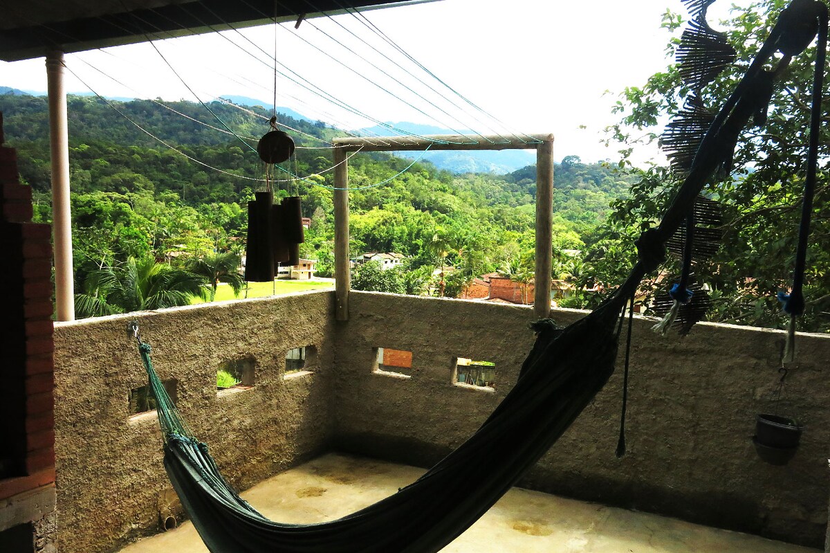 Castelo Vermelho : une maison écologique près de la cascade - Maisons ...