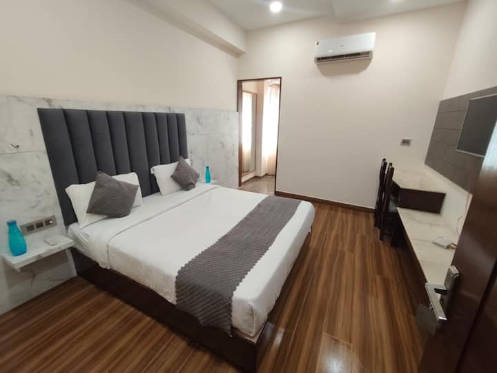Hotel Stay Near Taj Mahal Metro Station. - Agra