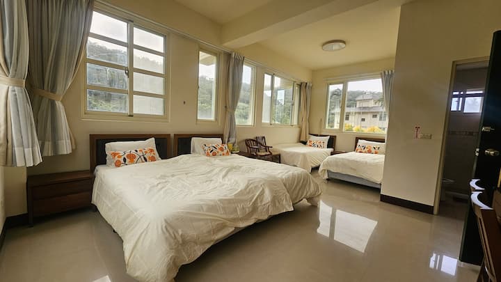 三義水采田家
山湖全景房270度(關刀山與鯉魚潭後池堰第一排） - 싼이 향