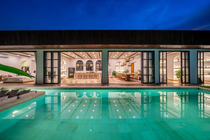 Chic 3br In Jimbaran W Huge Pool & Garden For Bbqs - Indonesia