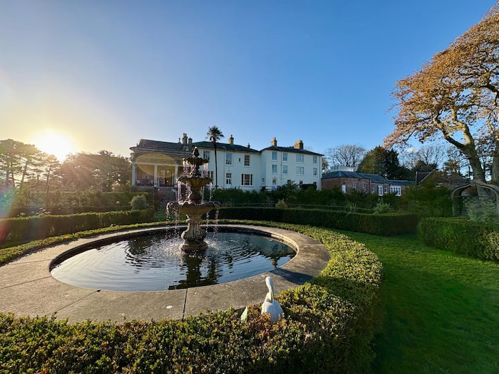 Lords & Ladies, Welcome To Efford Park Manor - Lymington