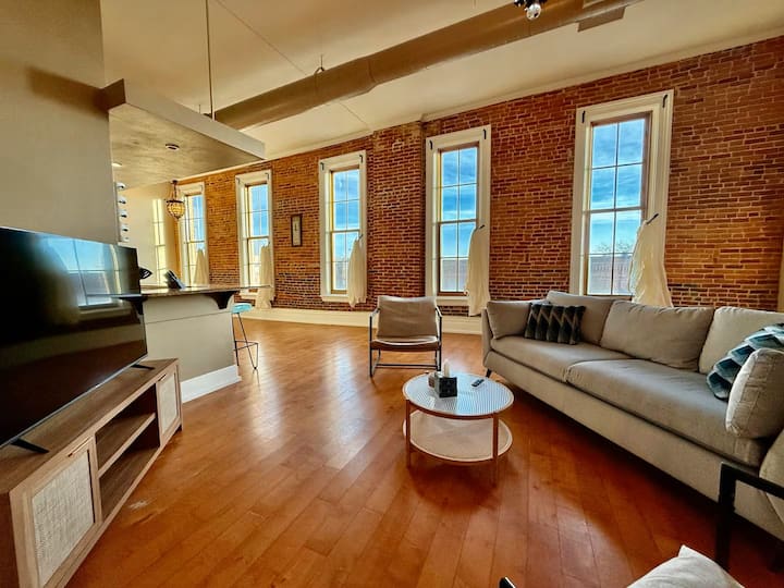 Loft Over Main: The 3rd Floor Urban Lookout 2br - Cedar Falls, IA