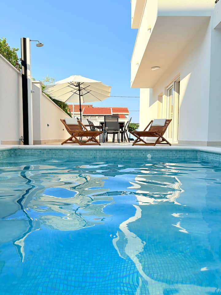 Villa Agava Mutogras, Beachfront Villa With Pool - Podstrana