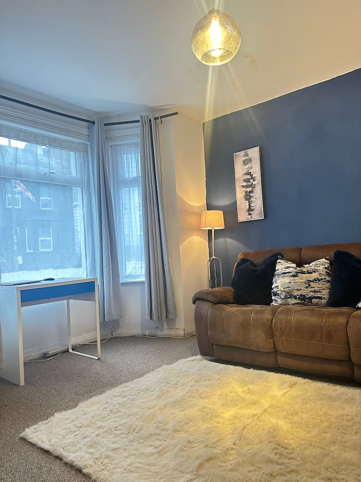 Spacious 3br Home | Fast Wifi | Free Parking - Farnham