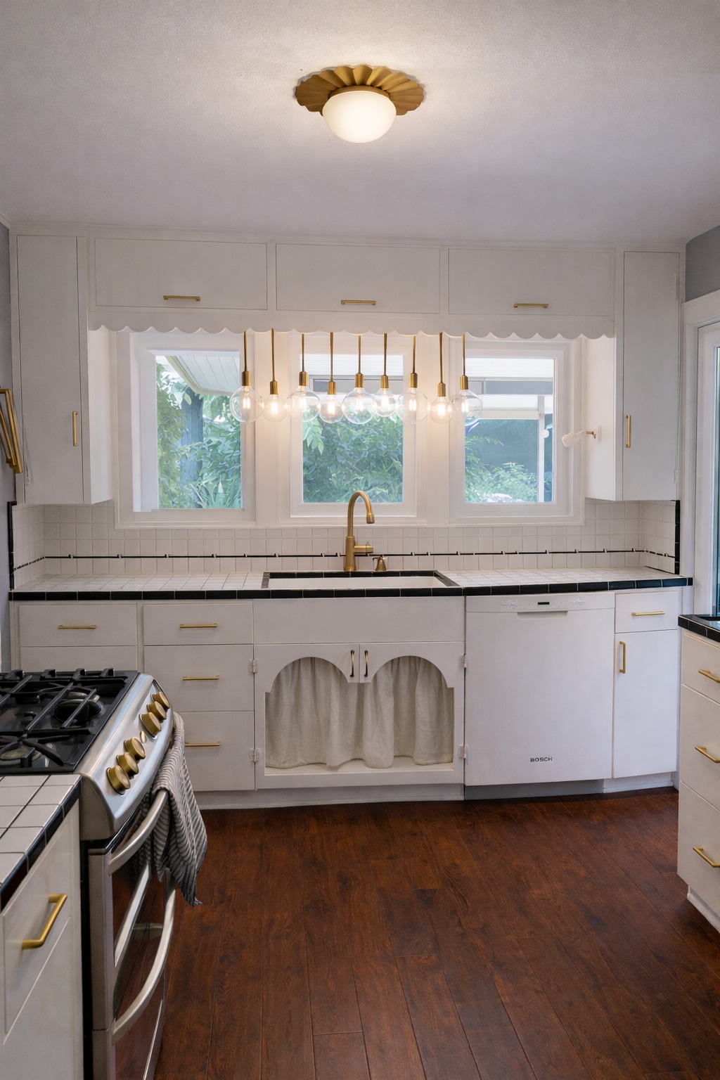 3 bd Remodeled Bungalow-large yard near Downtown - Houses for Rent in ...