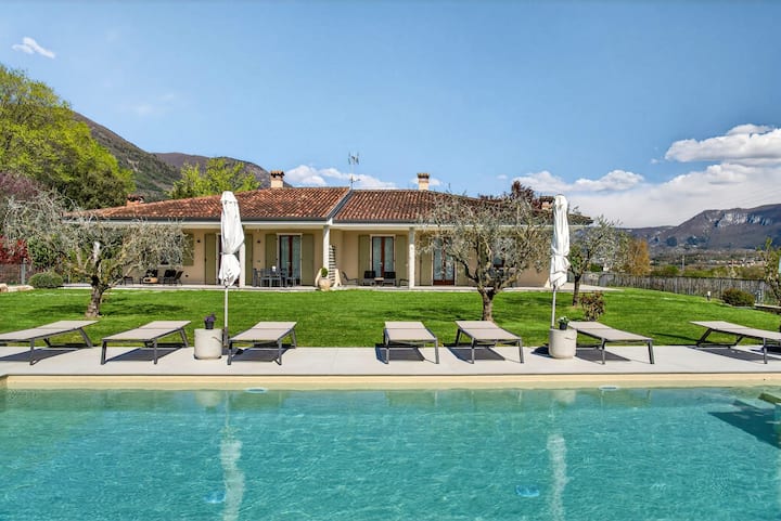 Regarda Villa Ida With 12 Sleeps And Private Pool - Garda
