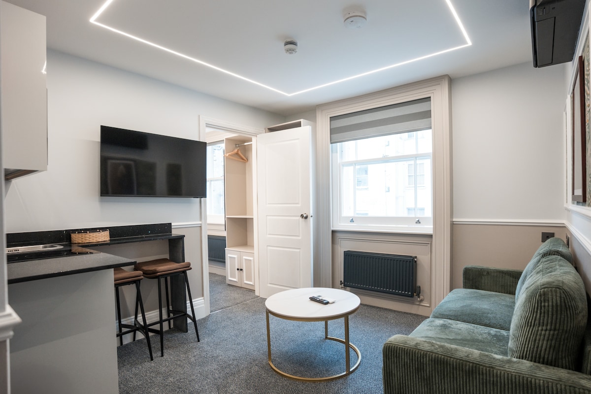 The Whiteley Executive Double Suite - 66 IT - Hotels for Rent in ...