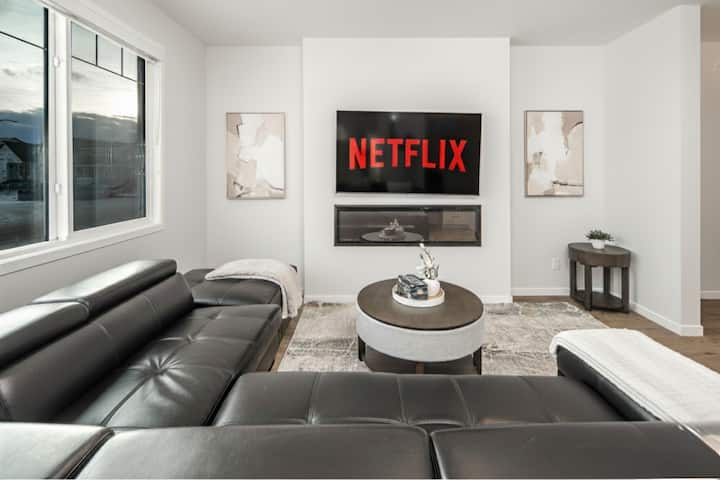 *Superhost* Brand New Nw Calgary Home For 8 - Canada