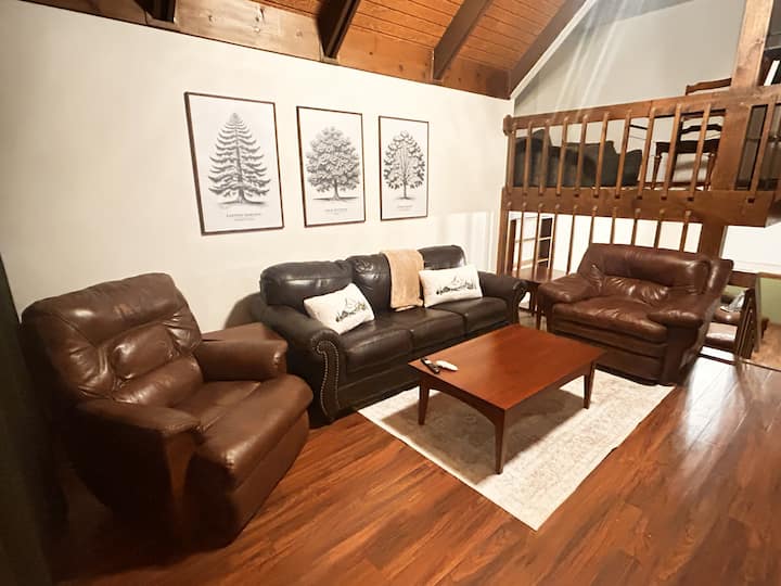 Modern Cozy Cabin With Virtual Reality Set - Polaris, OH