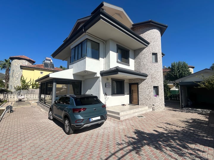 Denize Yürüme Mesafesinde Havuzlu Bahçeli Villa - Fethiye