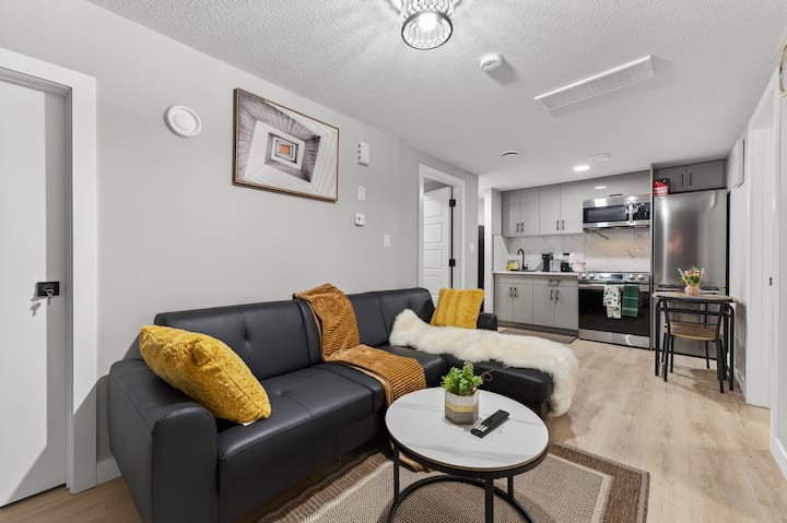 Guest Suite In Edmonton[king Bed & Driveway Parkin - Edmonton, Canada