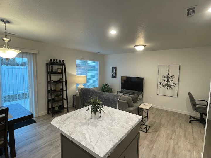 Central Style | Brand New | King Suite | Garage - Pasco, WA