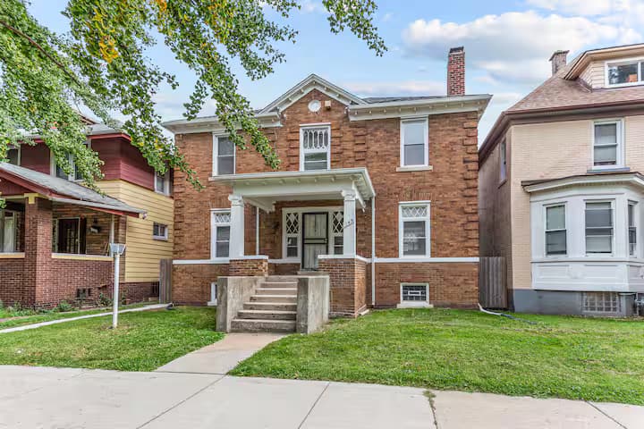 5br House With Wi-fi, Pool Table, Gym & Grill - Detroit, MI