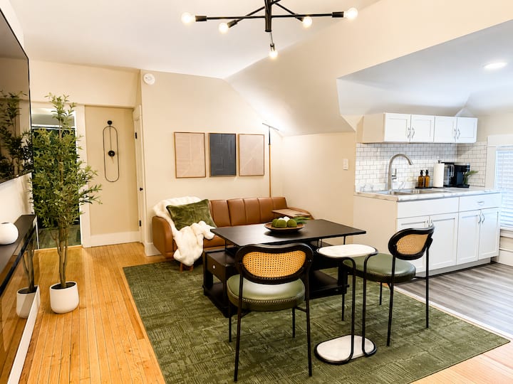 Urban Den Unit 5 | Cozy 2 Br Apt Near Downtown - Omaha, NE