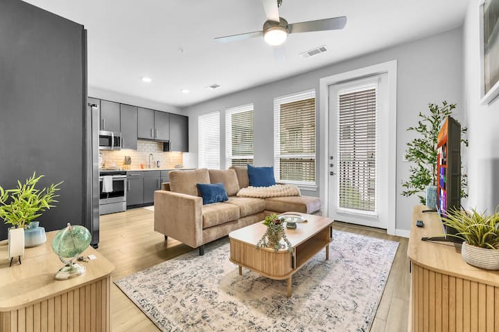 Coastal Blue Living | 1br + Panoramic City Views - Dallas, TX
