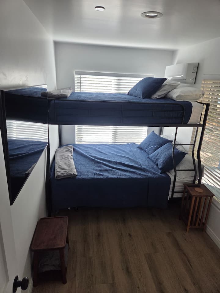 Maison conteneur unique à côté du parc à neige/bord de lac - Shipping ...