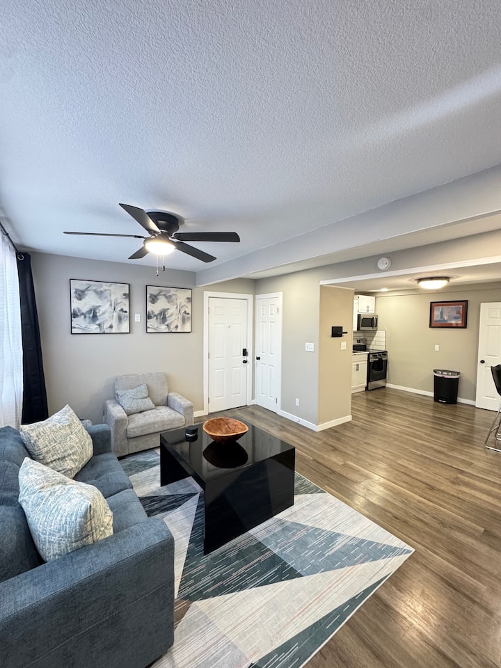 Stylish & Cozy Apartment - Downtown Urbana - Urbana, IL