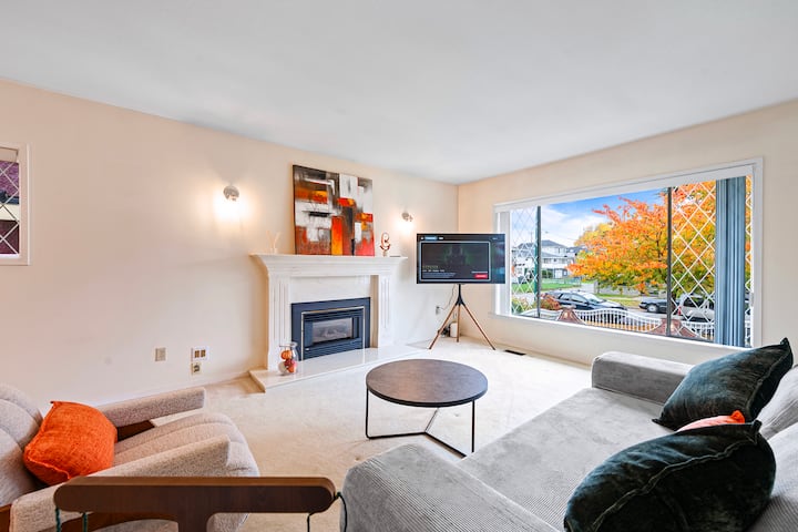 Bright Family Home Near Fraser · 2bd/2ba - Burnaby