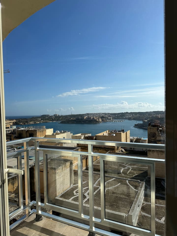 Valletta Minimal, Breezy, Coastal Chic City Life - Valletta