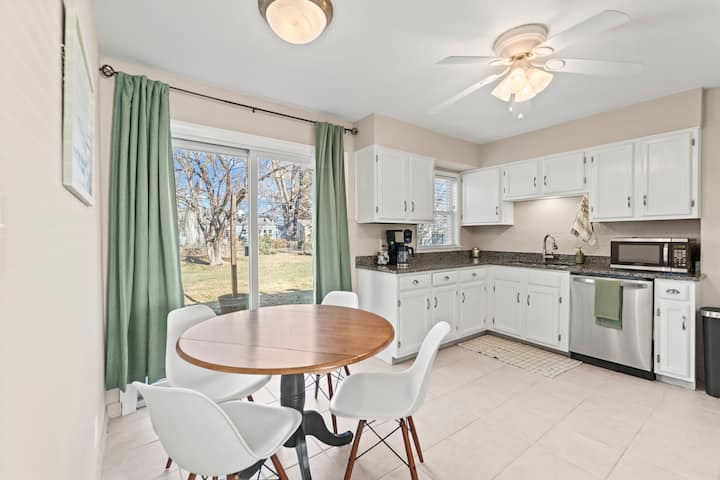 Quiet & Cozy | Shawnee Home | Centralized Location - Shawnee, KS