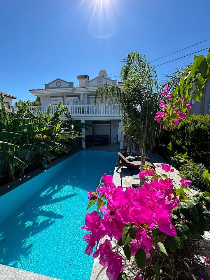 ÇEşme Alaçatı Da Denize Yakın Havuzlu Villa - Alaçatı