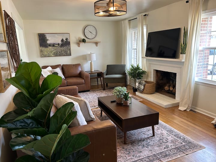 Midwest Comfort Stay: Sleeps 15 - Belton, MO