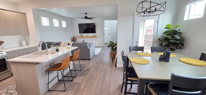 The Urban Escape - 3br/3ba Peaceful Family Home - Meridian, ID