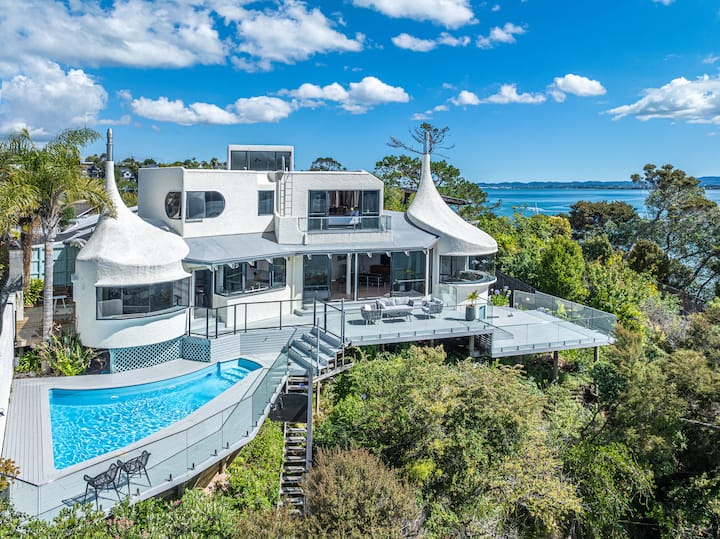 Architectural Masterpiece With Pool And Sea Views - Auckland