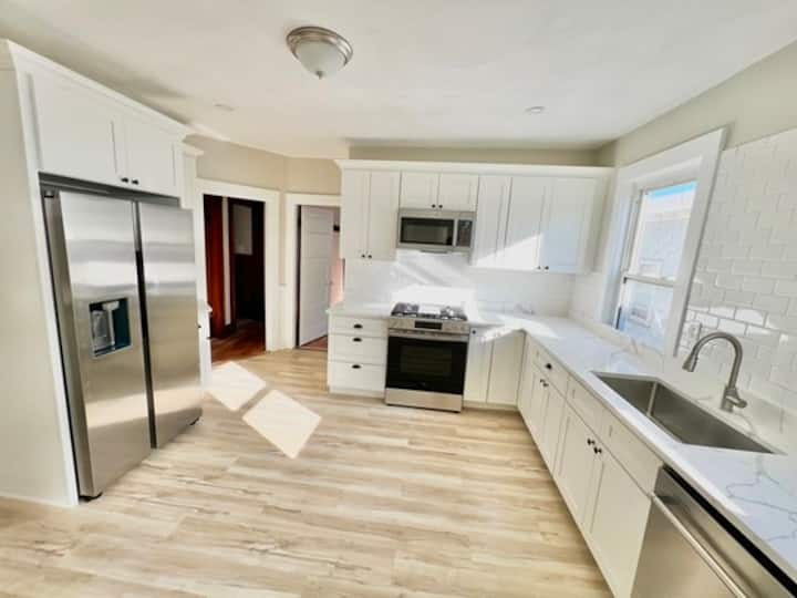 Somerville Sun-drenched Oasis - Somerville, MA