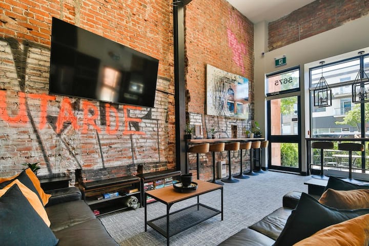 Exclusive Group Room 2 - Plateau Mont Royal - Montreal